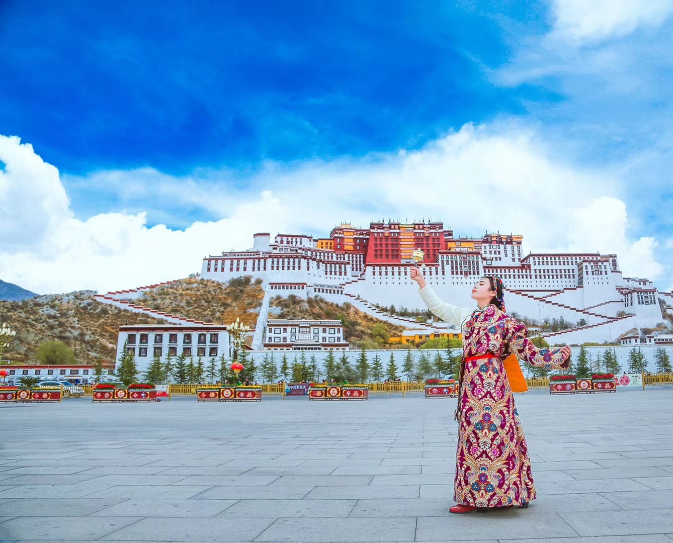 Stunning Locations for Your Tibetan Traditional Dress Photos